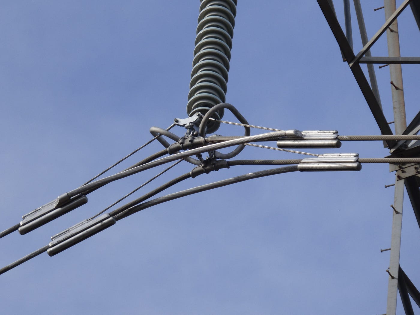 Why suspension clamps are important in Electrical Installations? - TENGTOP